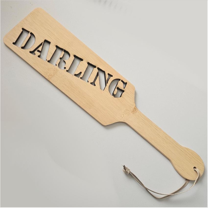 Personalisiertes Branding Paddle mit ausgeschnittenen Buchstaben